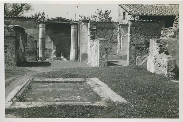 VI.8.22 Pompeii. Pre-1937-39. Looking north across impluvium in atrium ...
