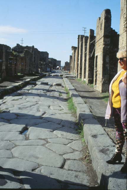 Via della Fortuna, Pompeii. October 1992. Looking west between VII.4 ...