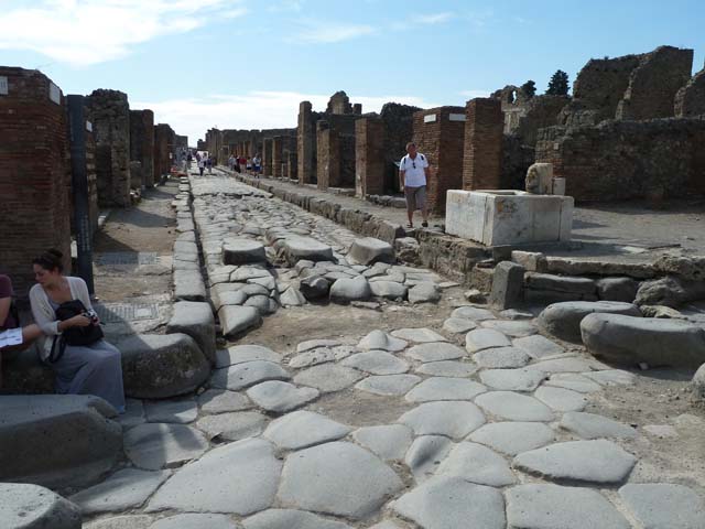 Via della Fortuna, Pompeii. September 2015. Looking west between VII.3 ...