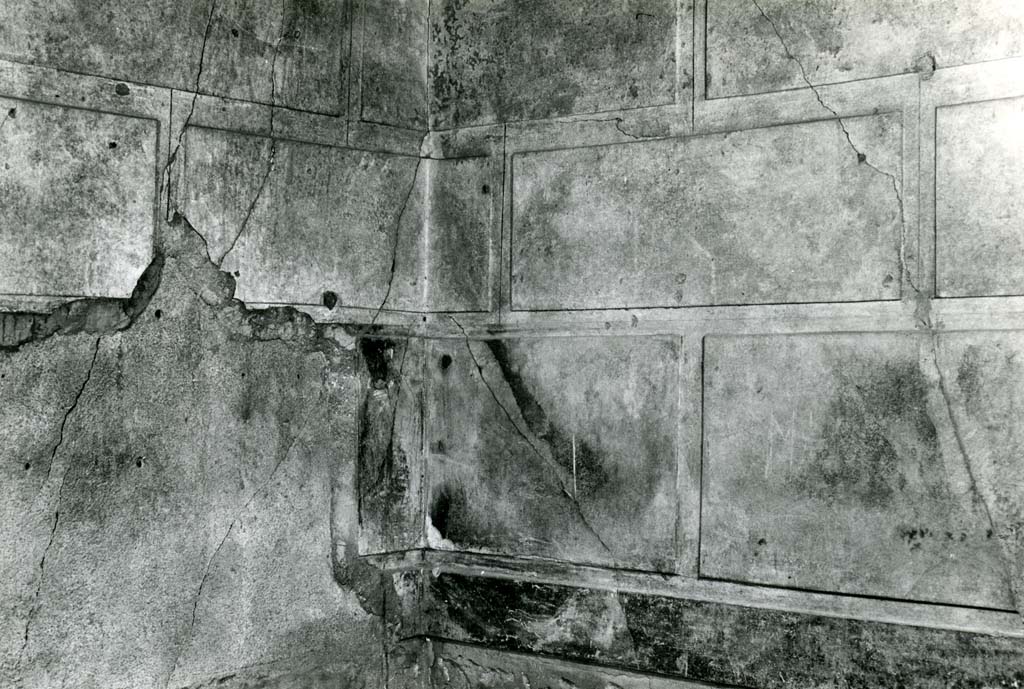 I.15.1 Pompeii. 1972. House, room right of fauces, right NE corner ...