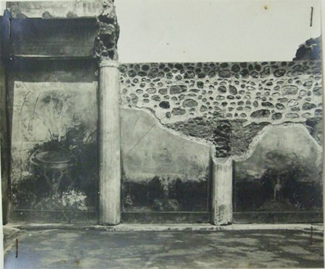 VII.6.28 Pompeii. About 1910. Peristyle. Painting of the war of Seven ...