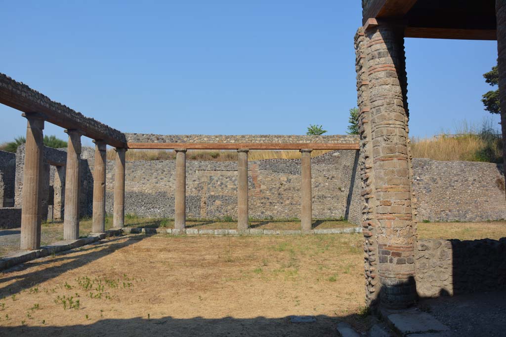 IX.14.4 Pompeii. July 2017. Looking east across peristyle.Foto Annette ...