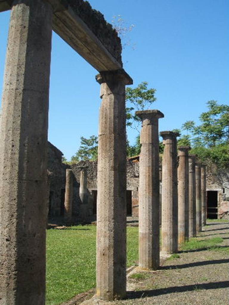 IX.14.4 Pompeii. July 2017. North-east corner of portico of peristyle ...