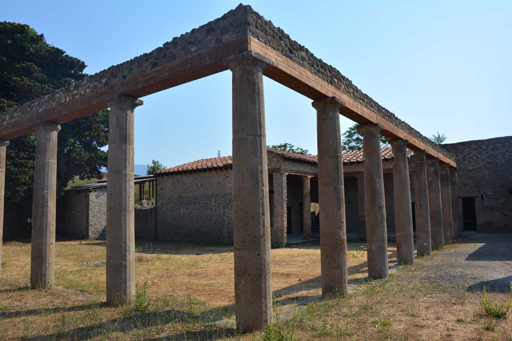 IX.14.4 Pompeii. July 2017. North-east corner of portico of peristyle ...
