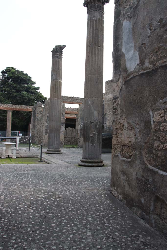 IX.14.4 Pompeii. September 2017. Tetrastyle atrium B, looking towards ...