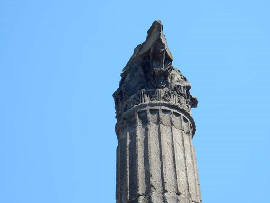 IX.14.4 Pompeii. May 2017. Tetrastyle atrium B, detail of capital above ...