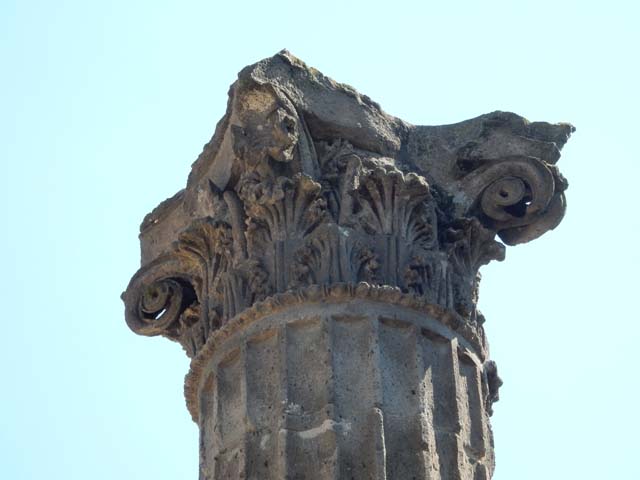 IX.14.4 Pompeii. May 2017. Tetrastyle atrium B, detail of capital above ...