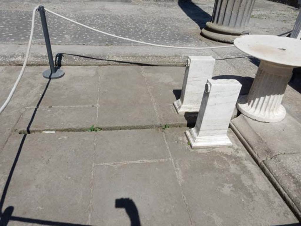 IX.14.4 Pompeii. May 2017. Looking east across impluvium. Photo ...